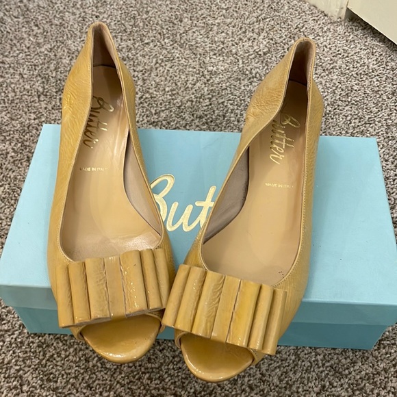 Butter | Shoes | Butter Khaki Patent Leather Size 9 Tiny Pump | Poshmark